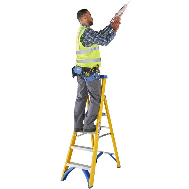 Werner 4 Tread Trade Fibreglass Platform Step Ladder - BS 2037 EN131 ...
